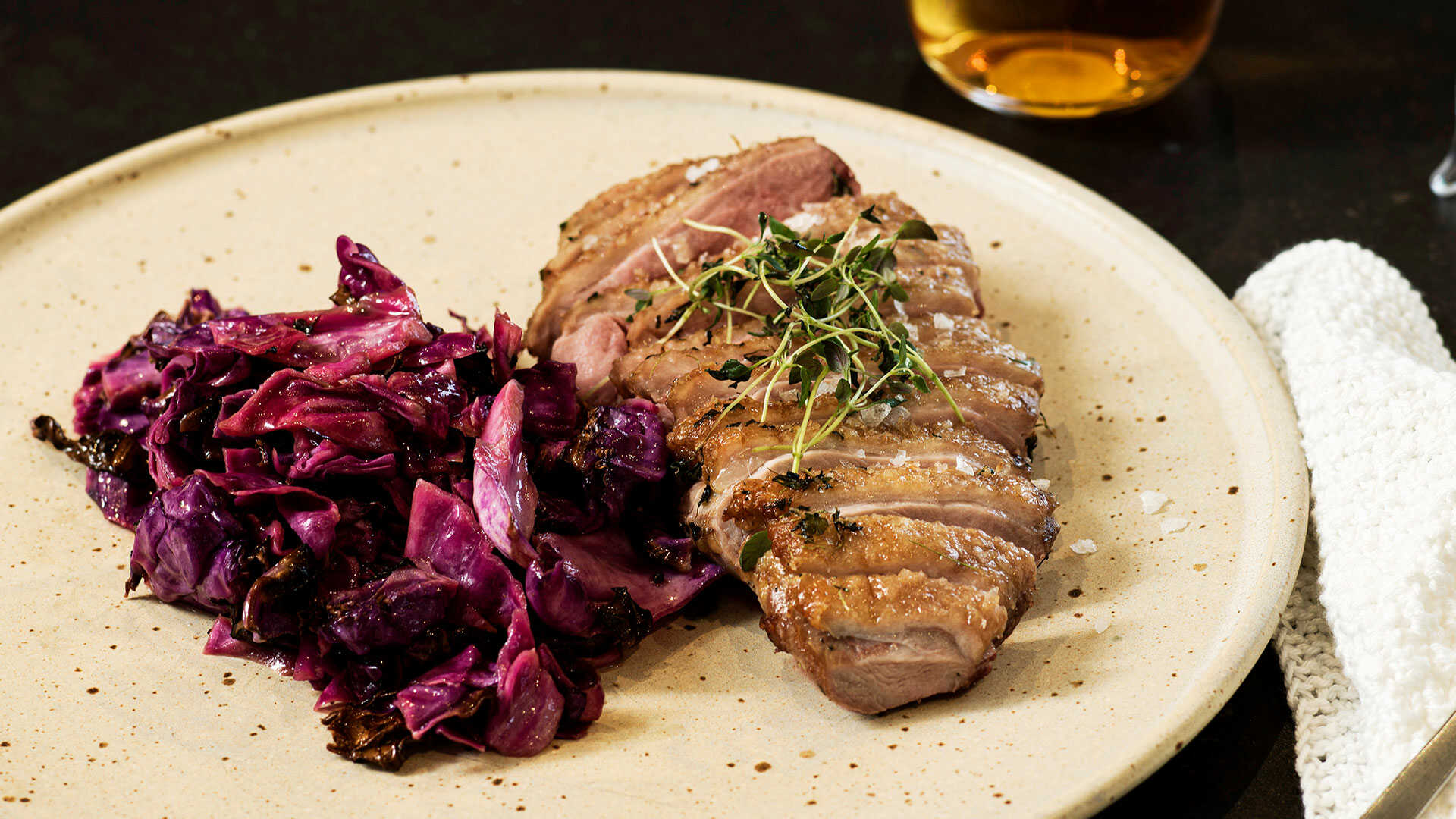 Andebryst i airfryer med rødkål | Energivenlige opskrifter | EWII